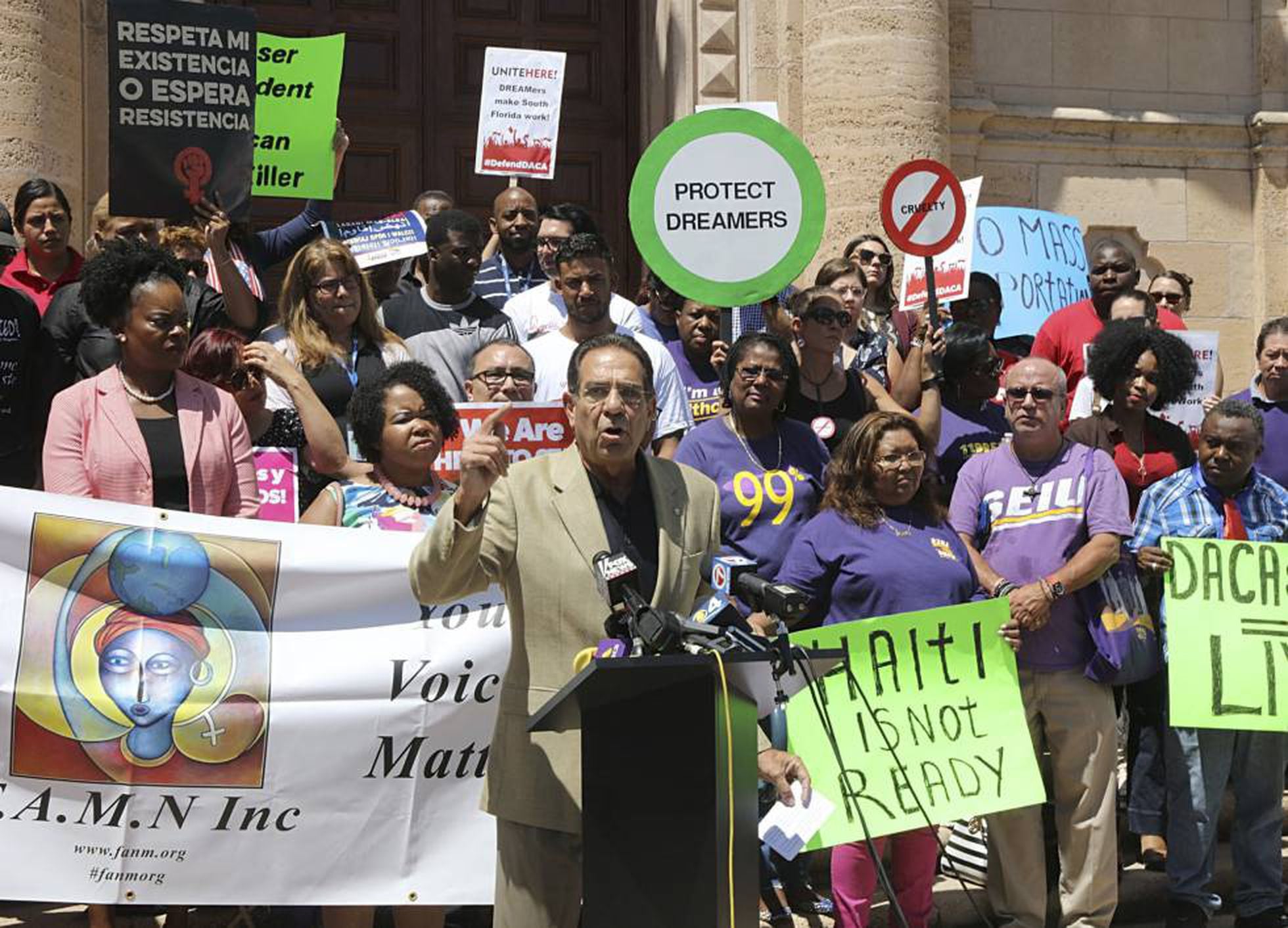 Imigrantes protestam contra fim de benefício nos EUA: “Hoje é o dia em ...