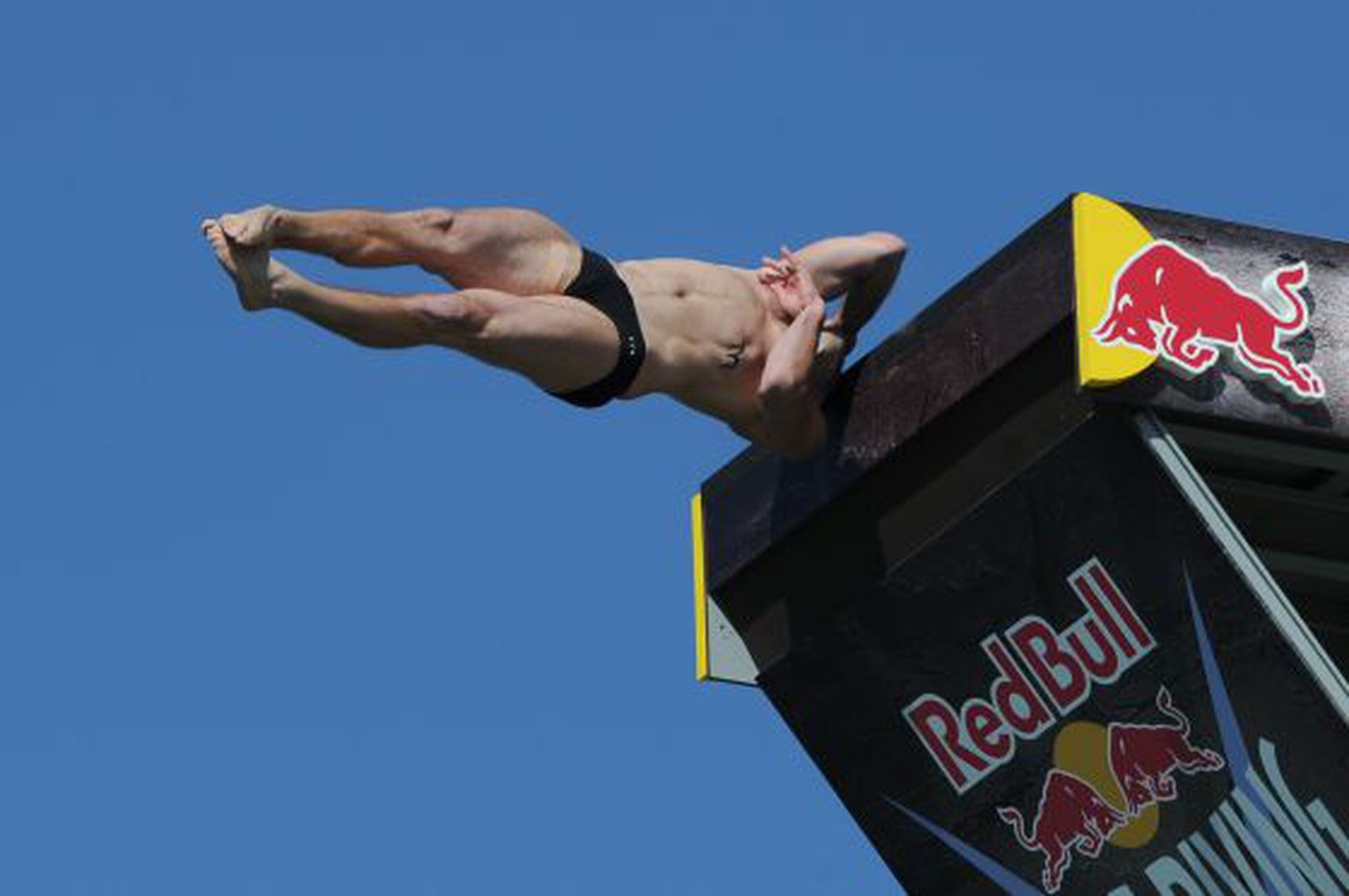 Saltador Steven LoBue sofre acidente espetacular em competição ...